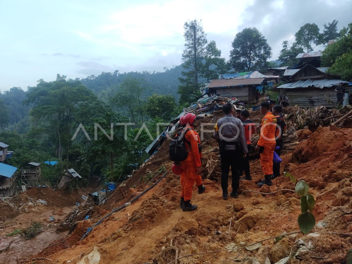 TANAH LONGSOR DI TAMBANG EMAS RAKYAT KOTABARU | ANTARA Foto TANAH LONGSOR DI TAMBANG EMAS RAKYAT KOTABARU | ANTARA Foto