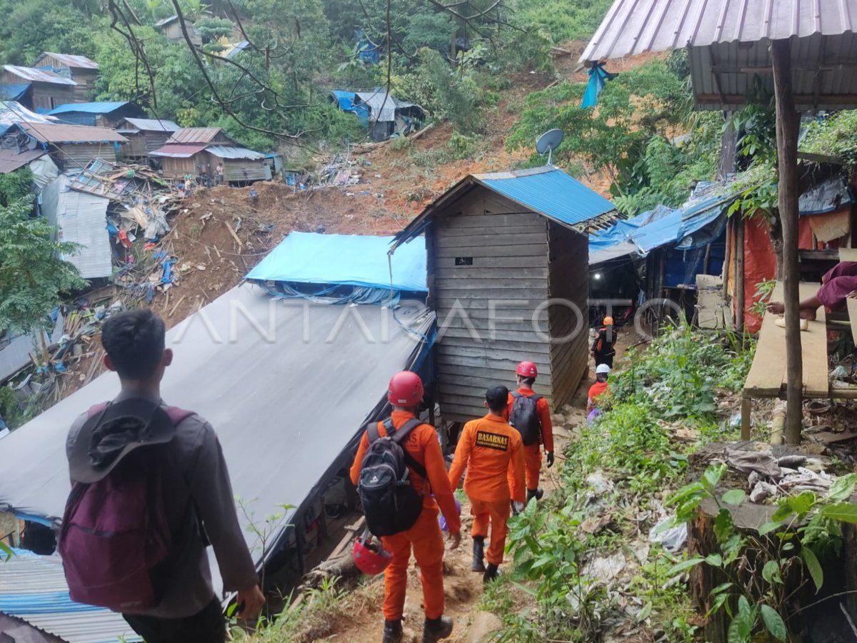 TANAH LONGSOR DI TAMBANG EMAS RAKYAT KOTABARU | ANTARA Foto TANAH LONGSOR DI TAMBANG EMAS RAKYAT KOTABARU | ANTARA Foto