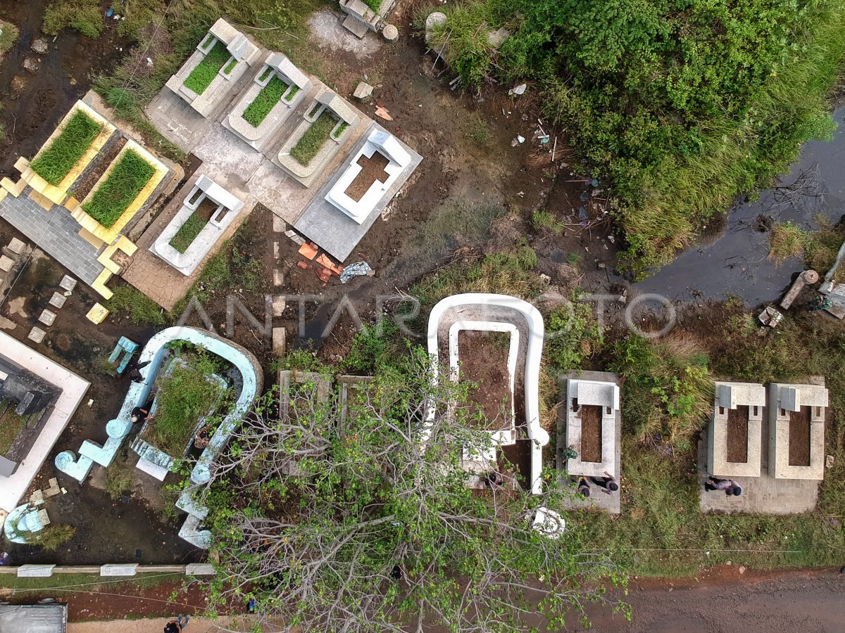 AKSI GOTONG ROYONG BERSIHKAN KOMPLEK MAKAM CHINA | ANTARA Foto AKSI GOTONG ROYONG BERSIHKAN KOMPLEK MAKAM CHINA | ANTARA Foto