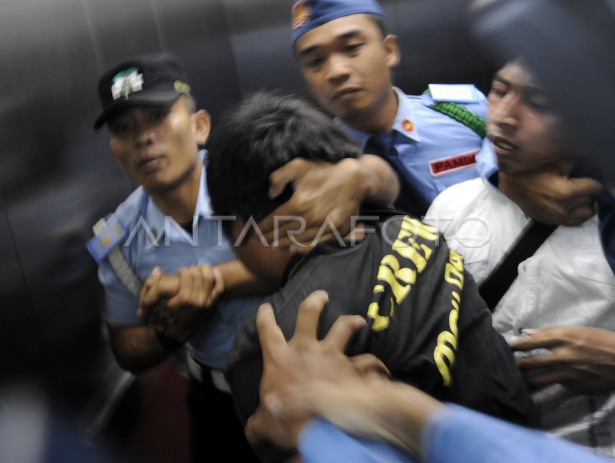 TUNTUT PENGESAHAN RUU BPJS | ANTARA Foto TUNTUT PENGESAHAN RUU BPJS | ANTARA Foto