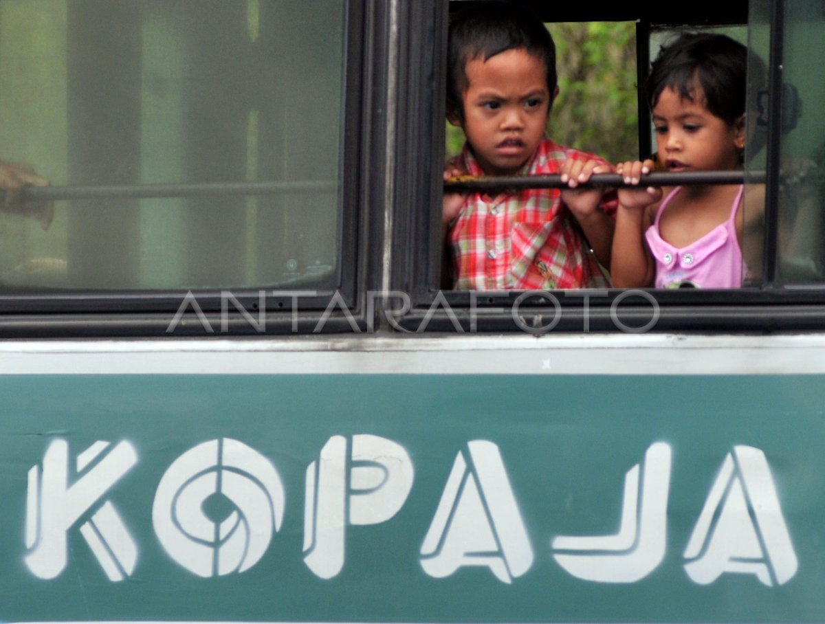 PENGGUNA ANGKUTAN UMUM. | ANTARA Foto PENGGUNA ANGKUTAN UMUM. | ANTARA Foto
