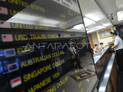 NILAI TUKAR RUPIAH MELEMAH | ANTARA Foto