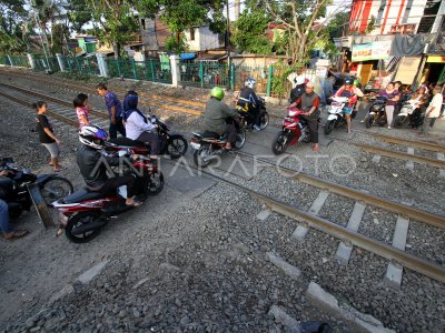 TEROBOS PERLINTASAN KERETA API | ANTARA Foto