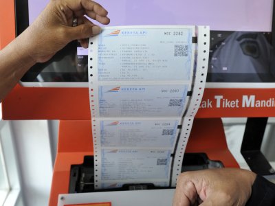 CETAK TIKET MANDIRI KERETA API | ANTARA Foto