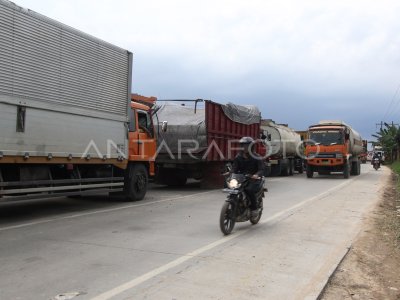 JALAN LINTAS SUMATERA MACET | ANTARA Foto