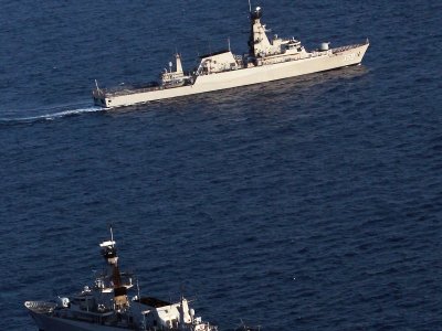 LATIHAN MANUVER KAPAL PERANG TNI AL | ANTARA Foto