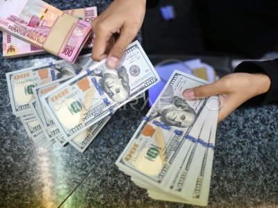 NILAI TUKAR RUPIAH MELEMAH | ANTARA Foto