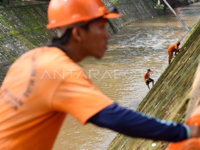 JAGA KEBERSIHAN SUNGAI JAKARTA | ANTARA Foto