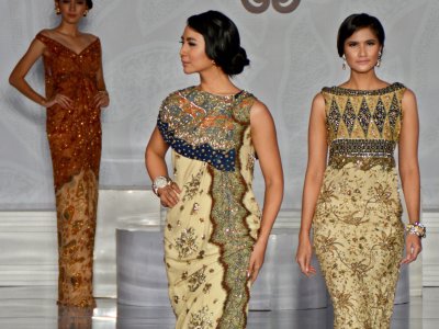 PERAGAAN BUSANA BATIK KONTEMPORER | ANTARA Foto