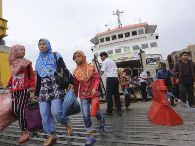 PEMUDIK DI PELABUHAN TANJUNG API API | ANTARA Foto