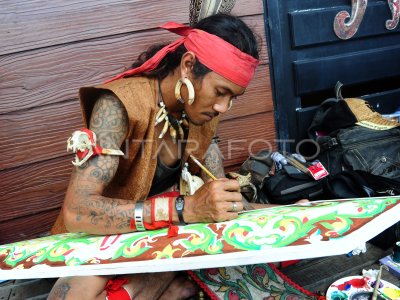 LOMBA MELUKIS PERISAI SUKU DAYAK | ANTARA Foto