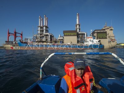 KAPAL PEMBANGKIT LISTRIK TERAPUNG | ANTARA Foto