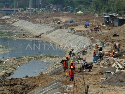 PROYEK NORMALISASI SUNGAI BKT SEMARANG | ANTARA Foto