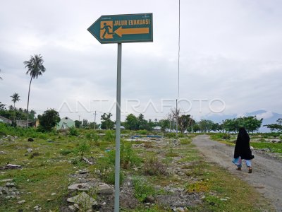 RAMBU PETUNJUK ARAH EVAKUASI | ANTARA Foto