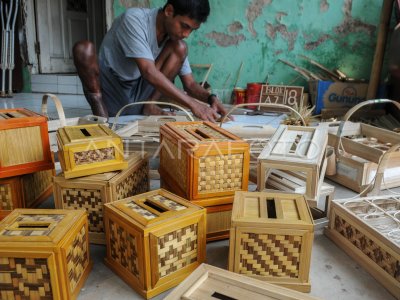 KERAJINAN DARI ANYAMAN BAMBU | ANTARA Foto
