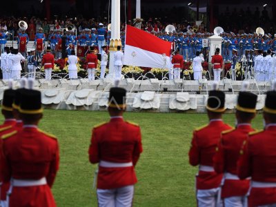UPACARA PENURUNAN BENDERA MERAH PUTIH DI ISTANA MERDEKA | ANTARA Foto