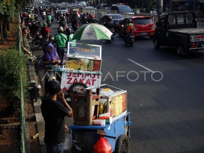 BERJUALAN DI BAHU JALAN | ANTARA Foto