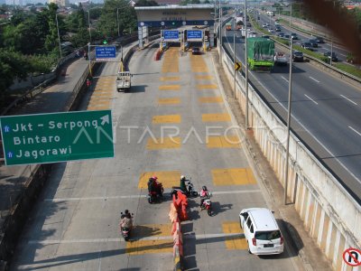 PENGENDARA MOTOR MELAWAN ARUS | ANTARA Foto