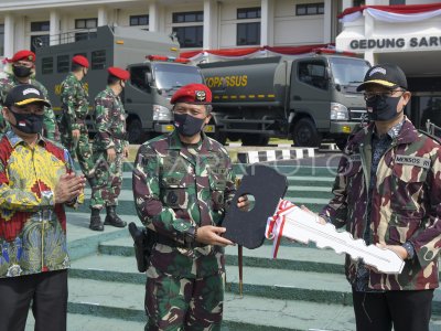 KEMENSOS BERI KOPASSUS KENDARAAN PENANGGULANGAN BENCANA ALAM | ANTARA Foto