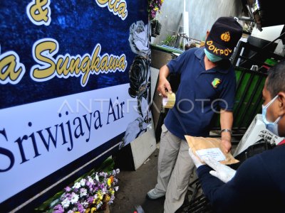 Pengambilan sampel air di lubang tambang emas | ANTARA Foto