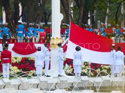 UPACARA PENURUNAN BENDERA MERAH PUTIH | ANTARA Foto