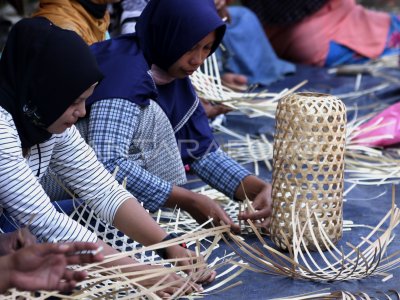 PELATIHAN KERAJINAN ANYAMAN BAMBU | ANTARA Foto