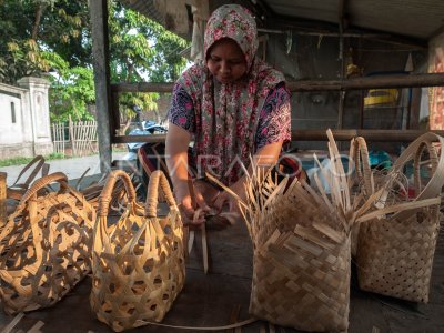 KERAJINAN TAS DARI ANYAMAN BAMBU | ANTARA Foto