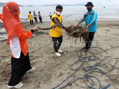 BERSIHKAN SAMPAH PANTAI WISATA | ANTARA Foto