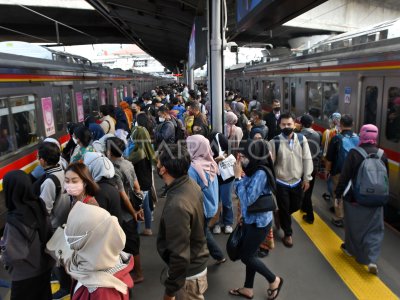 KEPADATAN PENUMPANG KRL SAAT PPKM LEVEL 2 | ANTARA Foto