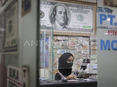 NILAI TUKAR RUPIAH MELEMAH | ANTARA Foto