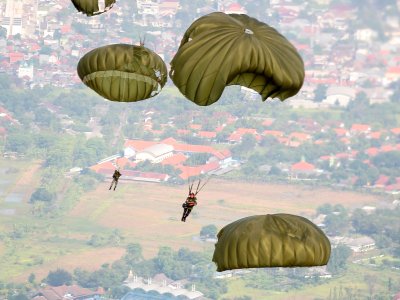LATIHAN DASAR TERJUN PAYUNG | ANTARA Foto