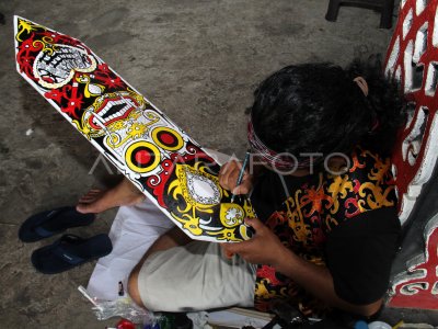 LOMBA MELUKIS PERISAI SUKU DAYAK | ANTARA Foto