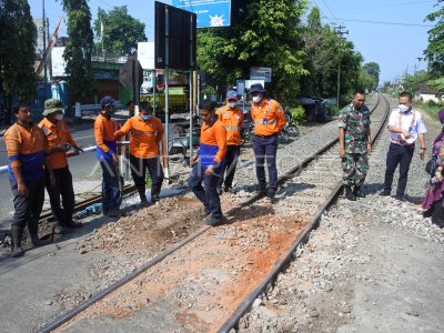 PENUTUPAN PINTU PERLINTASAN SEBIDANG KERETA API | ANTARA Foto