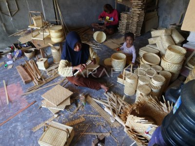 KERAJINAN ANEKA ANYAMAN BAMBU DI JOMBANG | ANTARA Foto