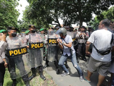 SIMULASI PENGAMANAN UNJUK RASA | ANTARA Foto