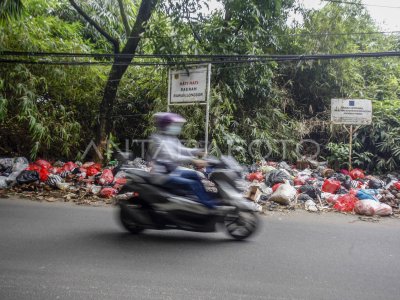 TUMPUKAN SAMPAH PINGGIR JALAN DI BOGOR | ANTARA Foto