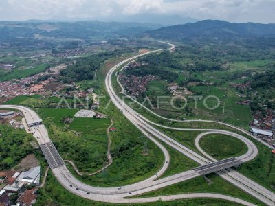 PENGOPERASIAN JALAN TOL CISUMDAWU SEKSI DUA DAN TIGA | ANTARA Foto