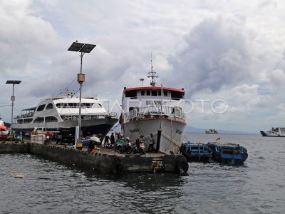 PENUNUNDAAN PENYEBERANGAN KAPAL AKIBAT CUACA BURUK DI MALUT | ANTARA Foto
