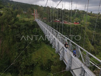 JEMBATAN GANTUNG GIRPASANG DI KAWASAN LERENG MERAPI | ANTARA Foto