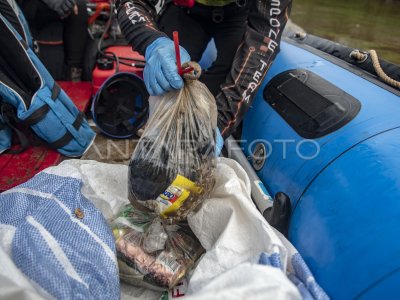 Aksi bersih sungai di Jakarta | ANTARA Foto