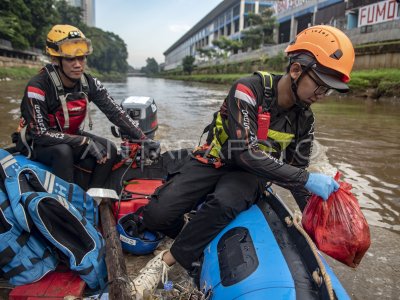 Aksi bersih sungai di Jakarta | ANTARA Foto