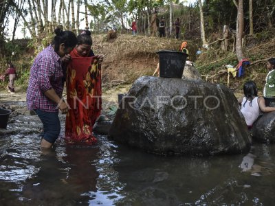 MENCUCI DI SUNGAI | ANTARA Foto