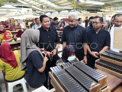 Ganjar Pranowo kunjungi pabrik rokok Sampoerna | ANTARA Foto