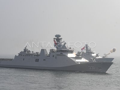 Sailing pass kapal perang dan parade alutsista TNI AL | ANTARA Foto