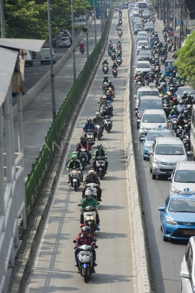PELANGGARAN KENDARAAN MASUK JALUR TRANSJAKARTA | ANTARA Foto PELANGGARAN KENDARAAN MASUK JALUR TRANSJAKARTA | ANTARA Foto