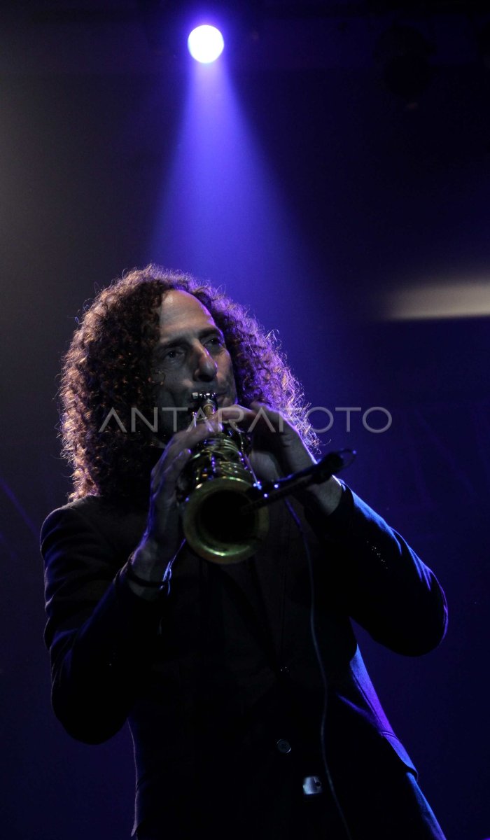 Konser Kenny G Antara Foto