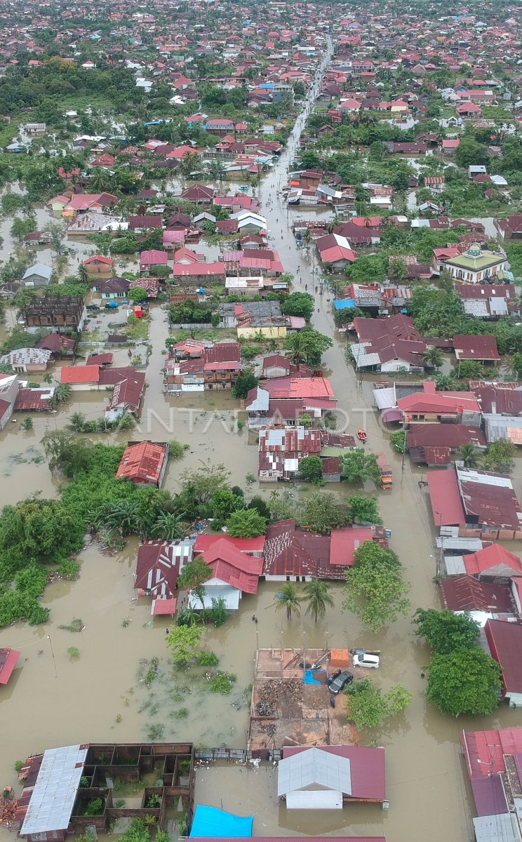 Banjir merendam kota Padang | ANTARA Foto