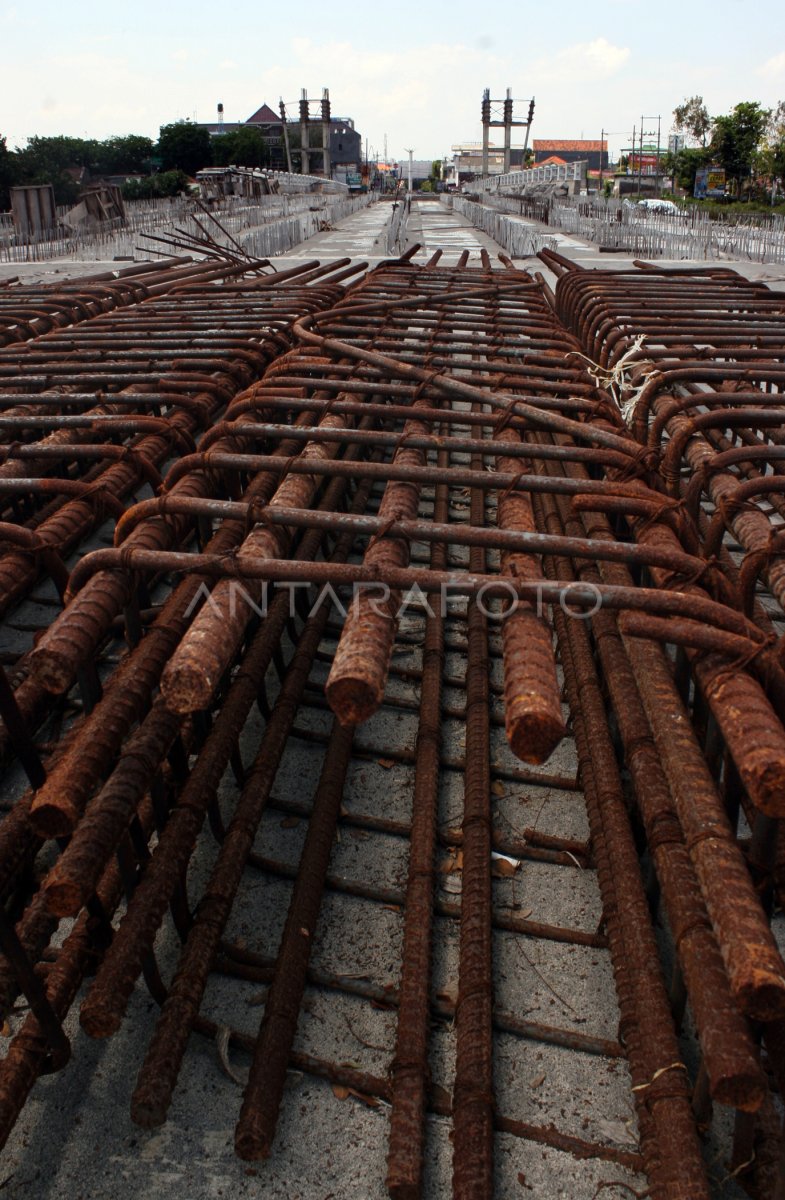 PEMBANGUNAN JEMBATAN BRAWIJAYA KEDIRI MANGKRAK | ANTARA Foto PEMBANGUNAN JEMBATAN BRAWIJAYA KEDIRI MANGKRAK | ANTARA Foto