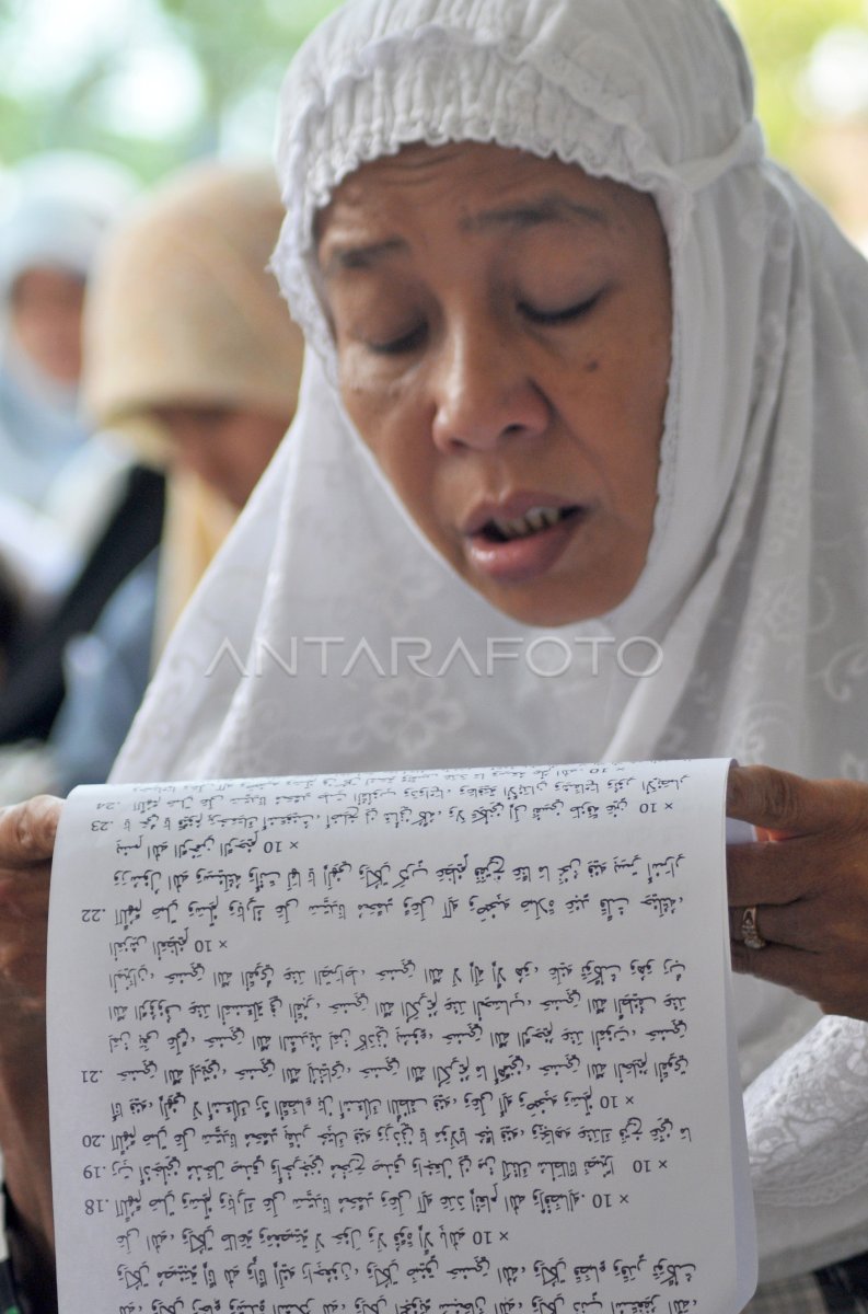 ZIKIR SEPULUH TAHUN TSUNAMI | ANTARA Foto ZIKIR SEPULUH TAHUN TSUNAMI | ANTARA Foto