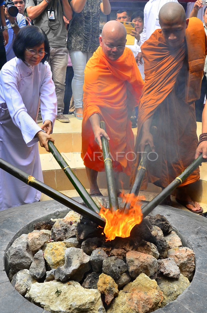 PENGAMBILAN API DHARMA WAISAK | ANTARA Foto